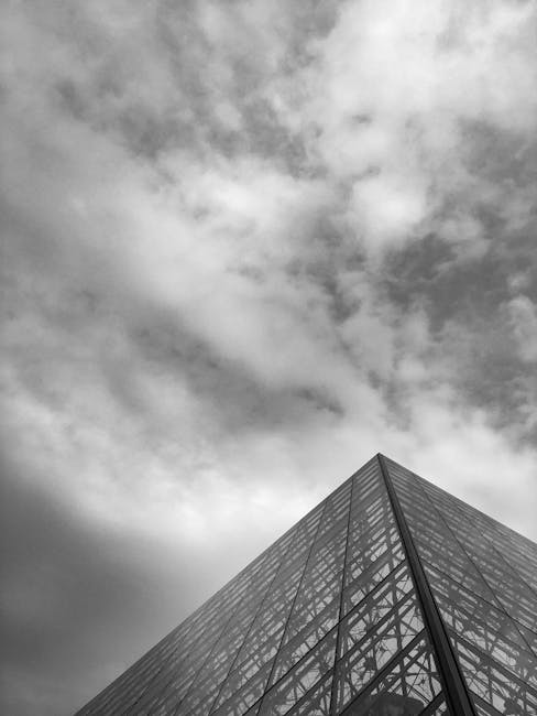 Scopri la Piramide Triangolare Regolare: Un'Eleganza Geometrica